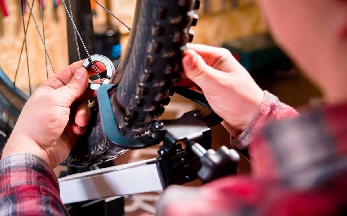 Dévoiler une roue de vélo : astuces et méthodes efficaces - Guide Velo